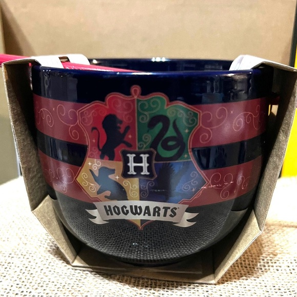 Warner Bros. | Kitchen | The Wizarding World Of Ramen Hogwarts Crest 8 ...